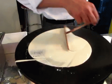 Crêpe making. : oddlysatisfying